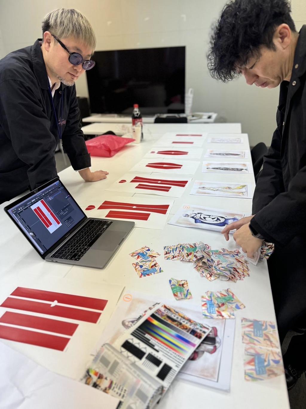 崇城大学の甲野善一郎教授と3年生の倉橋功さんがデザイン学科から初のパリコレ参加 ― 株式会社ラブリントンに協力、提供写真がモード系和装となりランウェイへ：紀伊民報AGARA｜和歌山県のニュースサイト