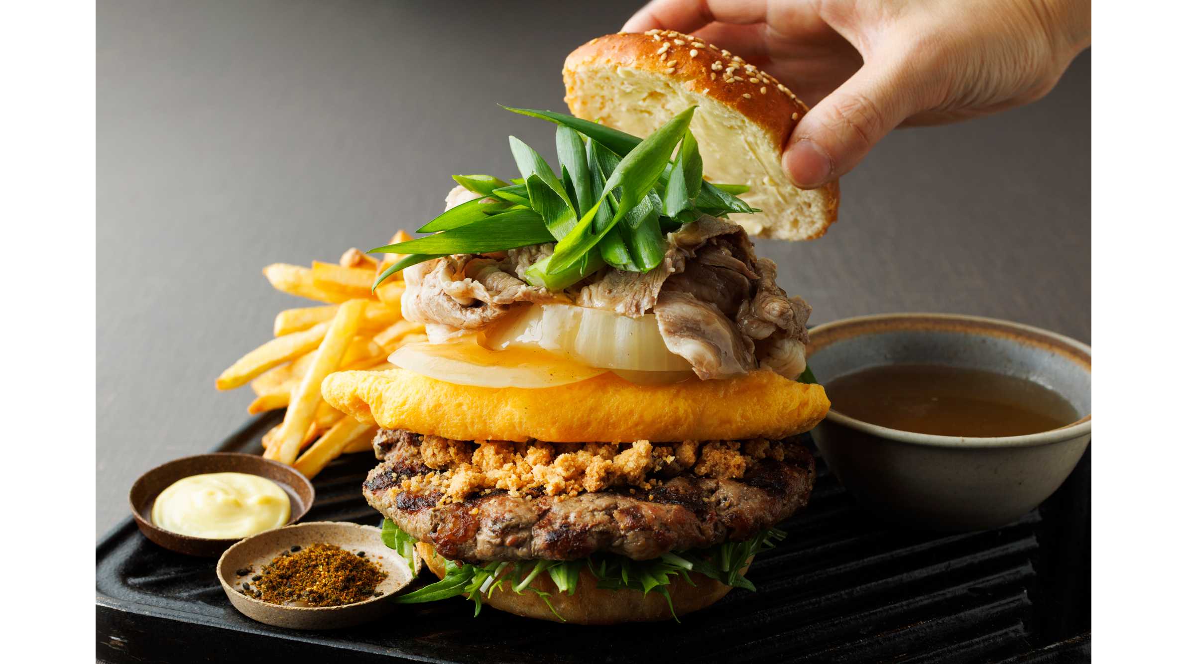 【コートヤード・バイ・マリオット 新大阪ステーション】 春限定グルメバーガーは大阪の「肉吸い」をハンバーガーに融合！ 「NIKUSUI ...